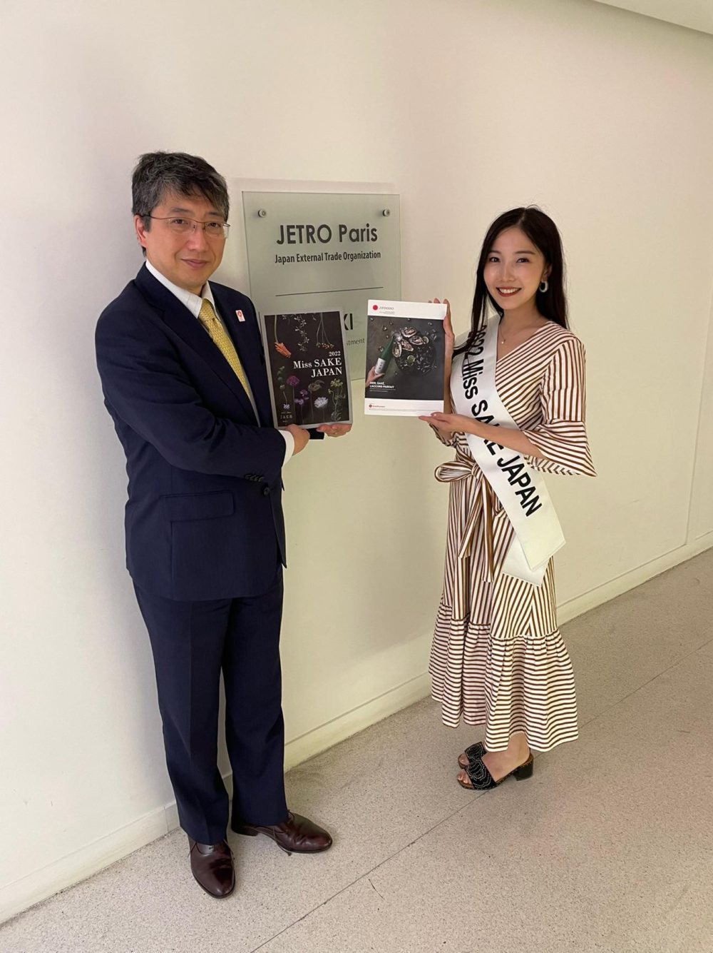 JETROパリ事務所へ、2022 Miss SAKEが表敬訪問いたしました。 | Miss SAKE